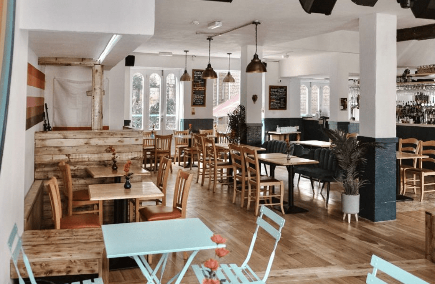 6 Queer and lesbian bars in Brighton - HER